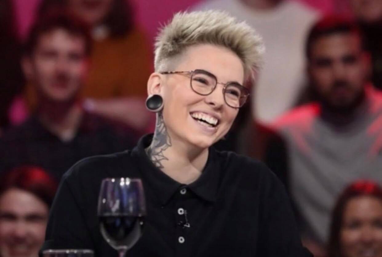 Cette chanteuse très connue a demandé sa blonde en mariage - Vedette Québec