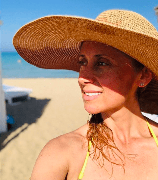 Lara Fabian publie une photo en bikini sur la plage et doit supprimer ... Lara Fabian publie une photo en bikini sur la plage et doit supprimer ...