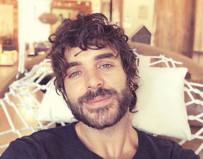 Alex Nevksy publie une photo de son nouveau look et il ne ressemble ...