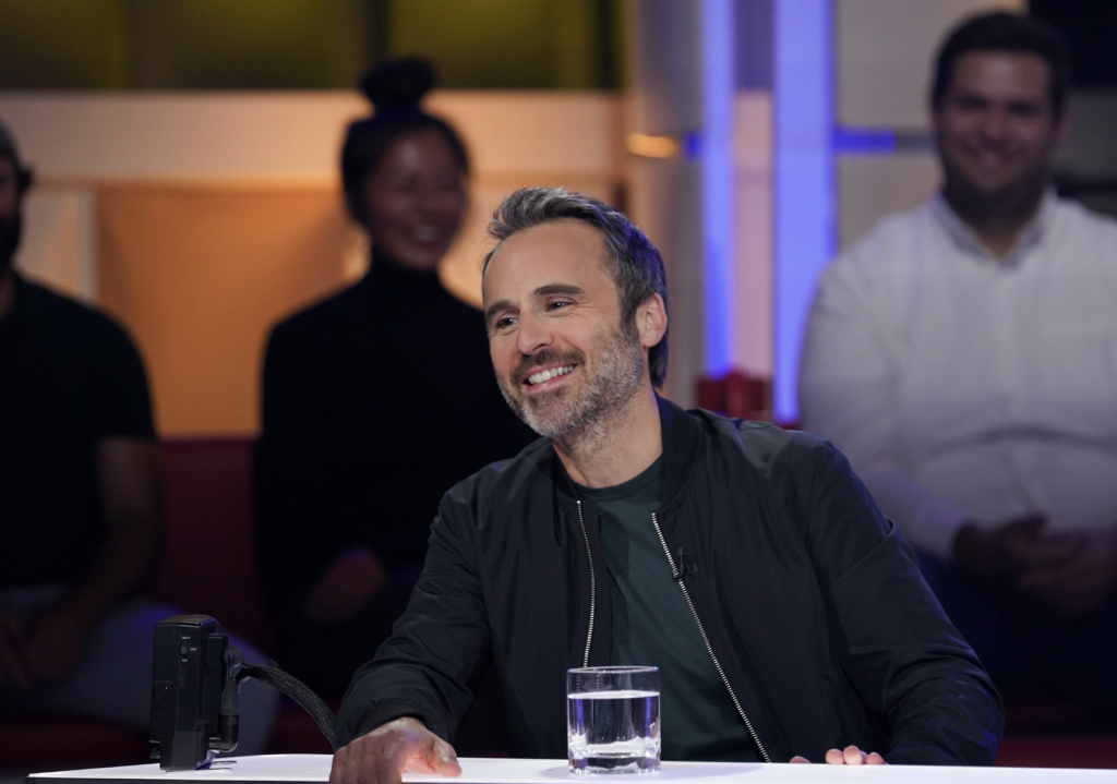 Louis-José Houde parle en anglais dans une entrevue et les commentaires ...
