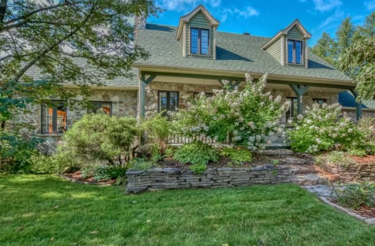 Découvrez la maison à 849 900$ où restait Marie-Mai dans les Laurentides - Vedette Québec
