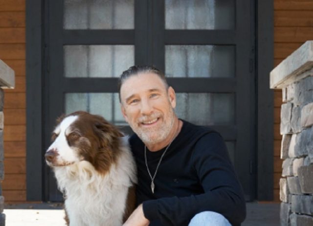 Peter MacLeod sort et annonce qu'il agrandit sa famille - Vedette Québec