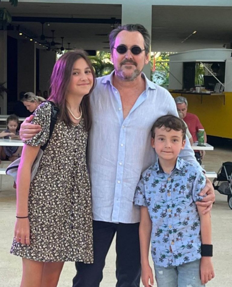 Guy A. Lepage fait réagir avec une rare photo avec ses 2 enfants ...