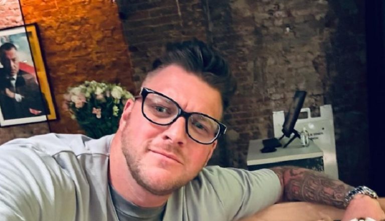 Alexandra De Simon montre la réaction de Mathieu Baron quand elle lui a ...