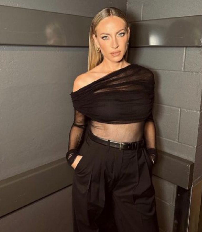 Marie-Mai fait beaucoup réagir avec son look à la première du film ...