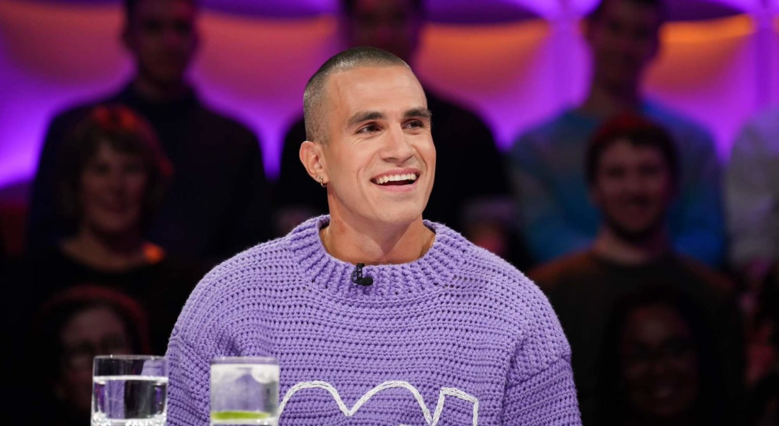 Jay Du Temple fait réagir avec sa sucette dans le cou en direct à la ...