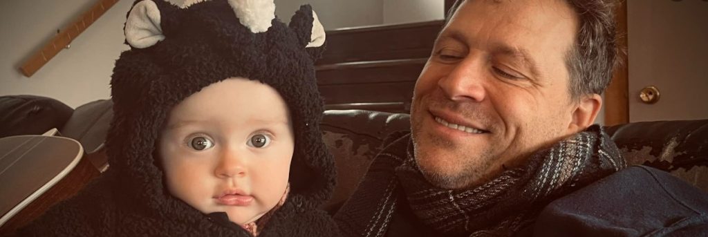 Kevin Parent partage une rare photo en compagnie de son bébé - Vedette ...