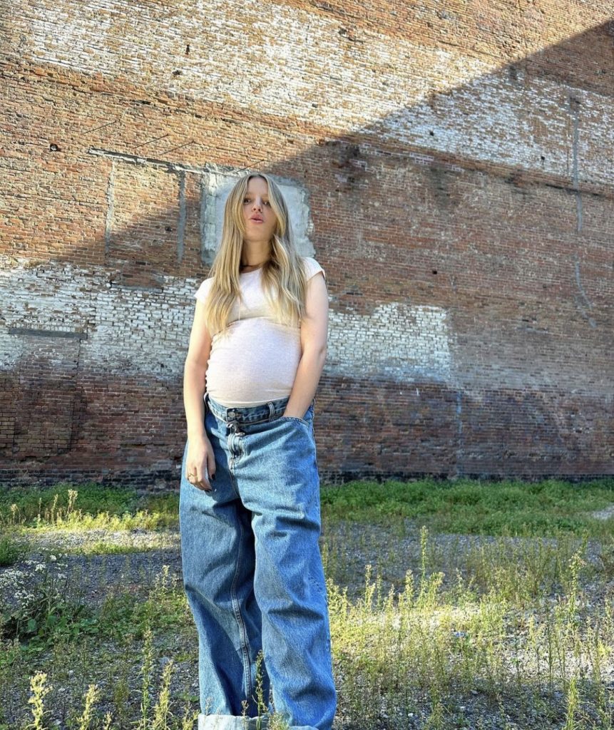 Enceinte, Sarah-Jeanne Labrosse sort et partage une nouvelle photo de ...