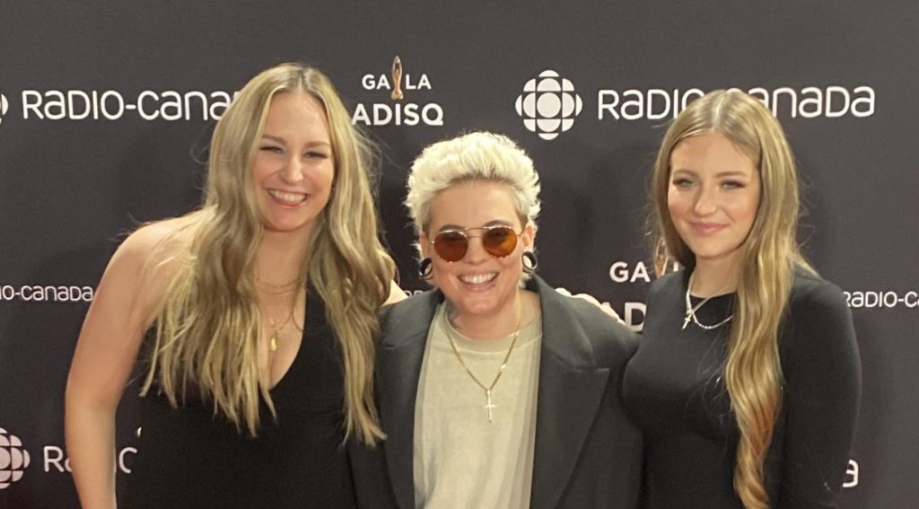 Roxane Bruneau et sa blonde font réagir sur le tapis rouge du gala l ...