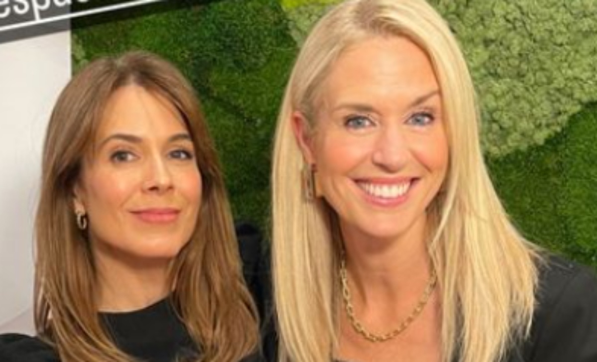 Julie Perreault et Anouk Meunier posent ensemble à un lancement et les ...