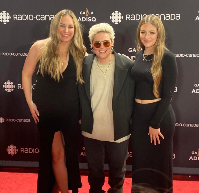 Roxane Bruneau et sa blonde font réagir sur le tapis rouge du gala l'Adisq 2023 - Vedette Québec