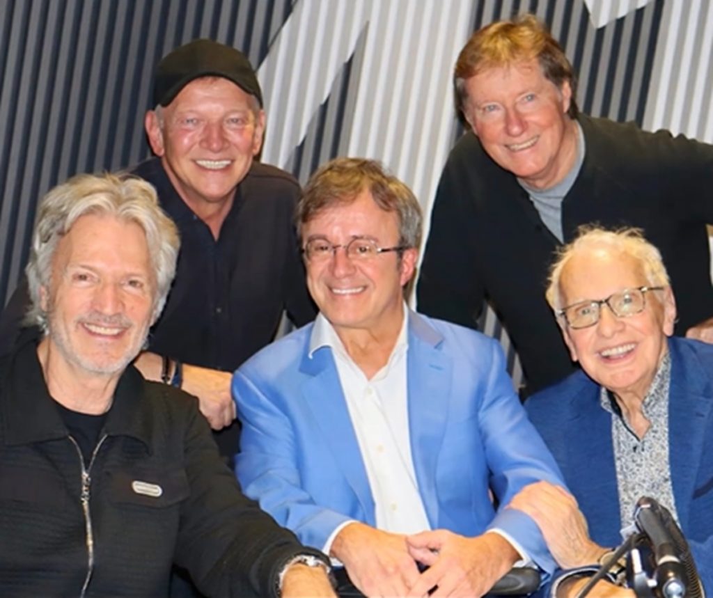 Claude Meunier sort et complimente son ami Serge Thériault à la télé ...