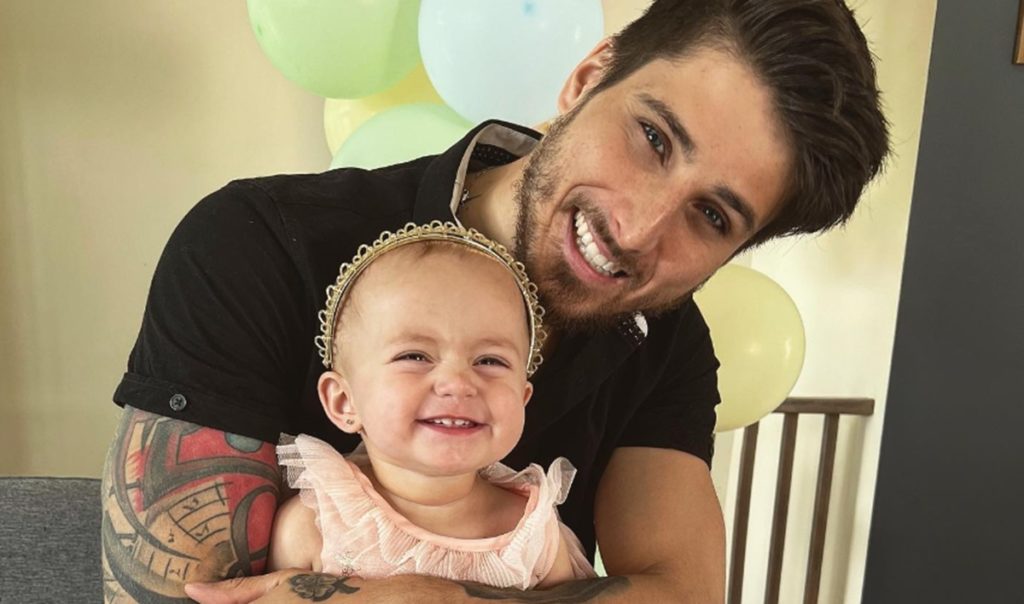 Kevin Bazinet de La Voix publie une rare photo de sa fille et ça fait ...