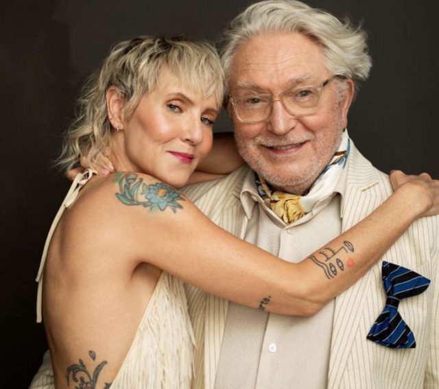 Pénélope McQuade partage une rare photo avec son frère pour le Nouvel ...