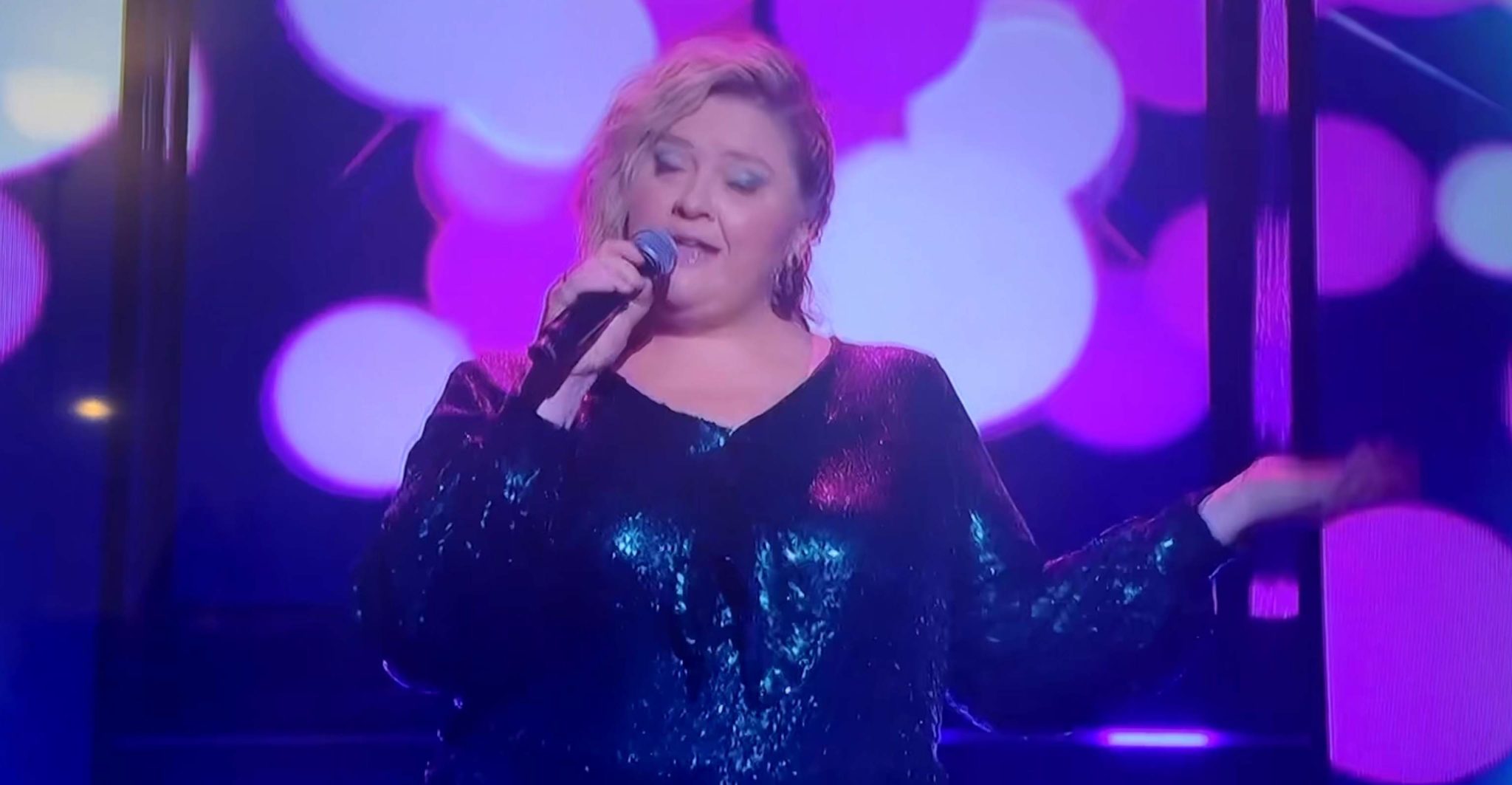 Debbie Lynch-White donne un performance impressionnante de chant à En ...