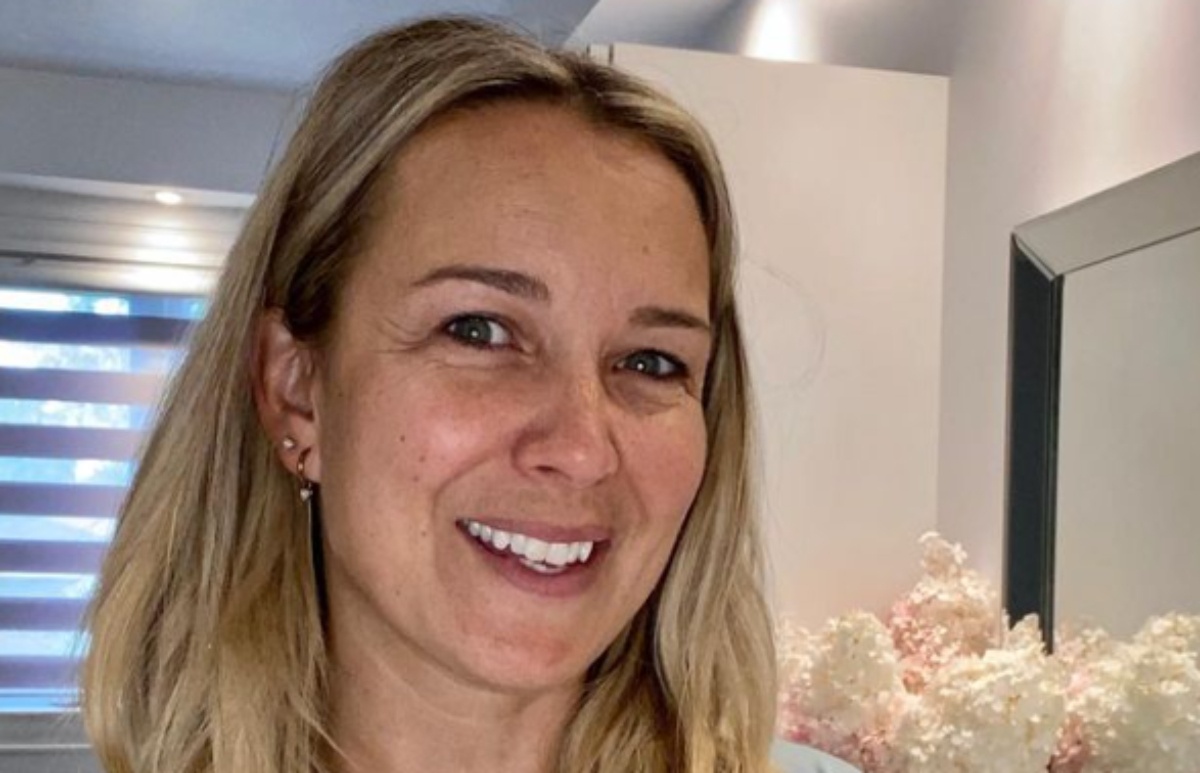 Julie Houle partage une première photo de sa bague de fiançailles et ...