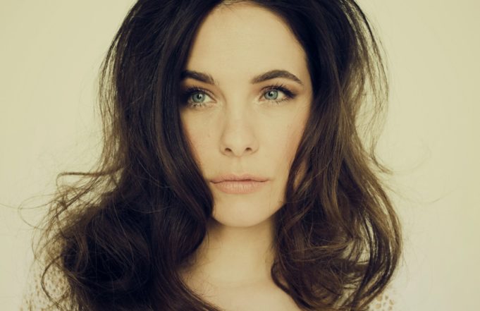 Caroline Dhavernas sort et annonce son retour à la télé au Québec ...