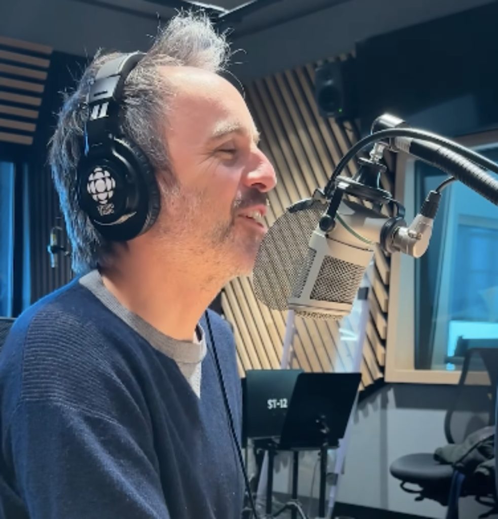 Après la naissance de son fils, Louis-José Houde sort et fait une ...