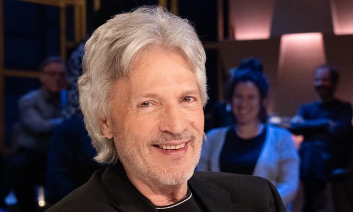 Claude Meunier sort et complimente son ami Serge Thériault à la télé ...