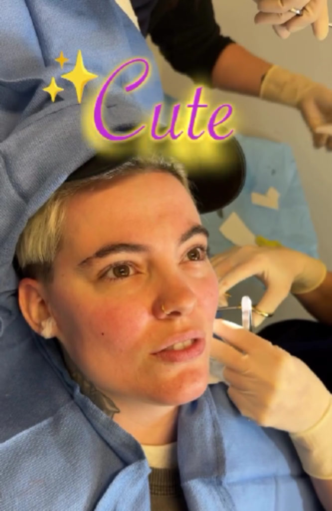 La coach Roxane Bruneau s'est fait refaire les lobes d'oreilles et voici le résultat - Vedette ...