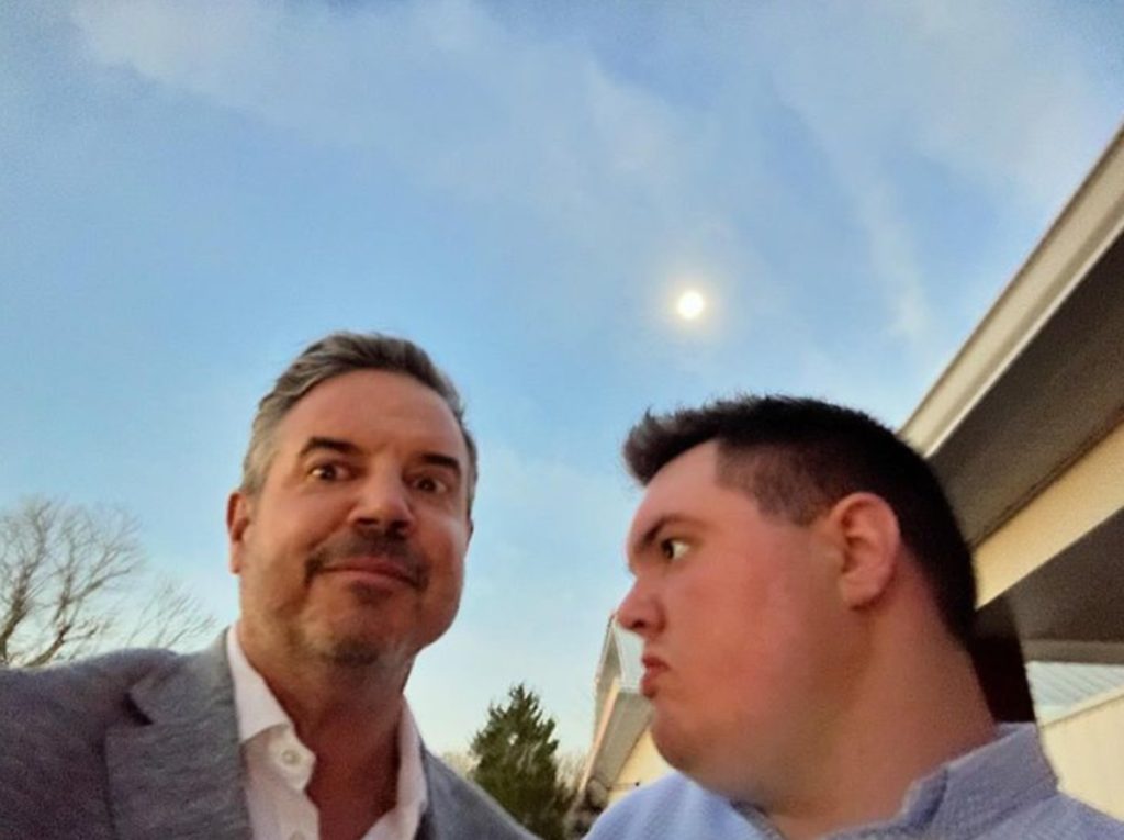 Charles Lafortune partage une photo avec son fils Mathis pendant l ...