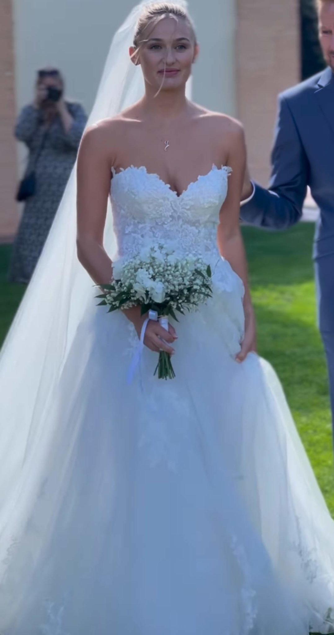 La vidéo de Corey Hart qui marche avec sa fille à son mariage fait le ...