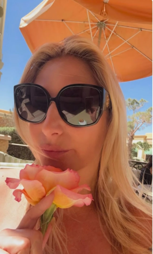 Mahée Paiement partage des photos en maillot loin du Québec - Vedette ...