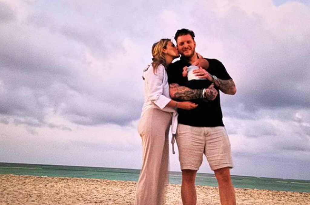 Le bébé de Mathieu Baron pose avec ses 2 frères et les commentaires ...