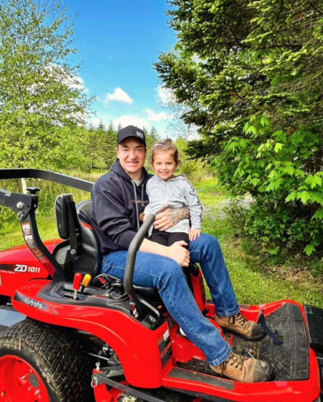 Mario tessier partage une rare photo avec sa petite-fille - Vedette Québec
