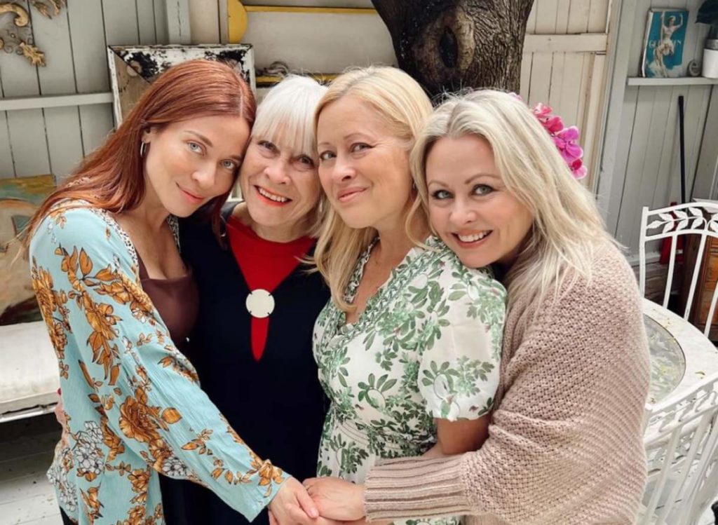 Mitsou Gélinas sort et partage un beau moment avec ses soeurs - Vedette ...