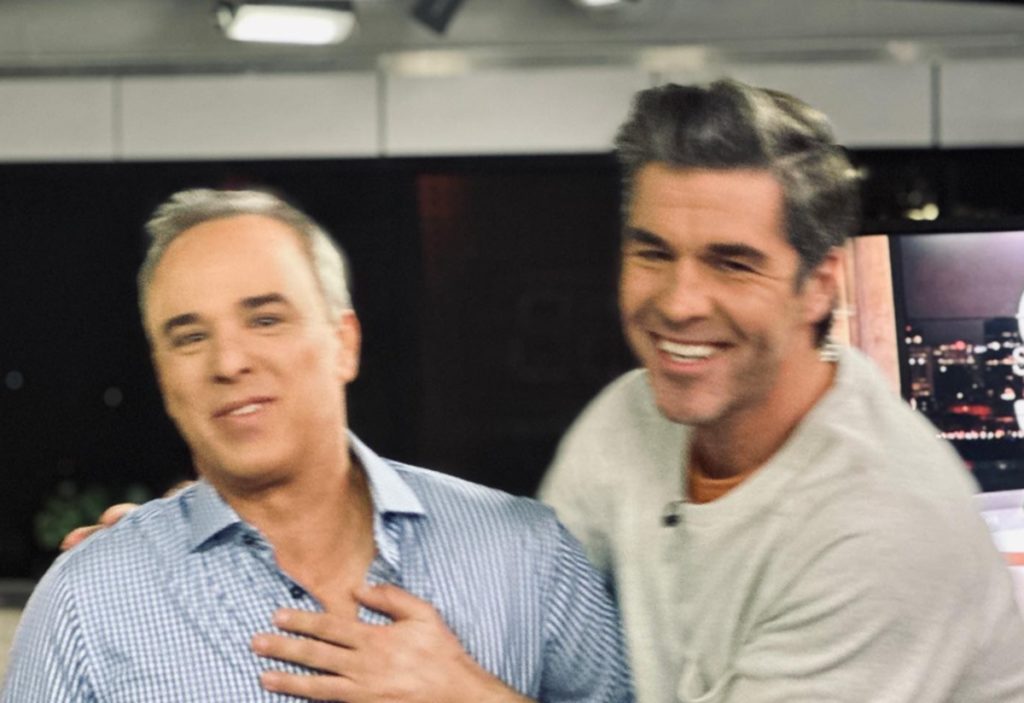 Mathieu Roy de Salut Bonjour montre le chandail qu'il s'est fait pour ...