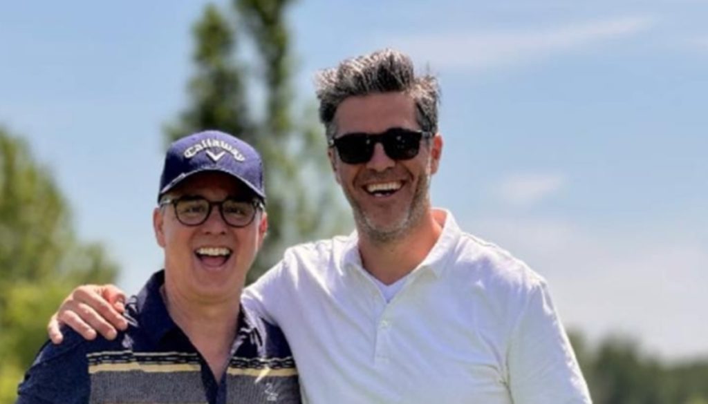 Mathieu Roy de Salut Bonjour montre le chandail qu'il s'est fait pour ...