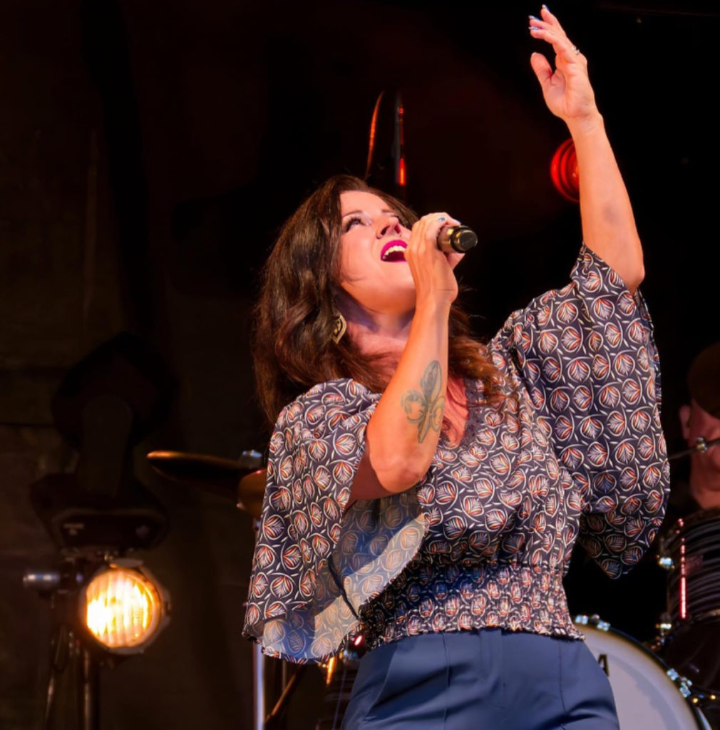 Marie-Élaine Thibert publie une rare photo avec son chum et les ...