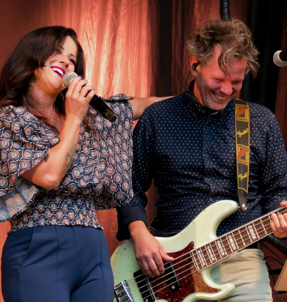 Marie-Élaine Thibert publie une rare photo avec son chum et les ...