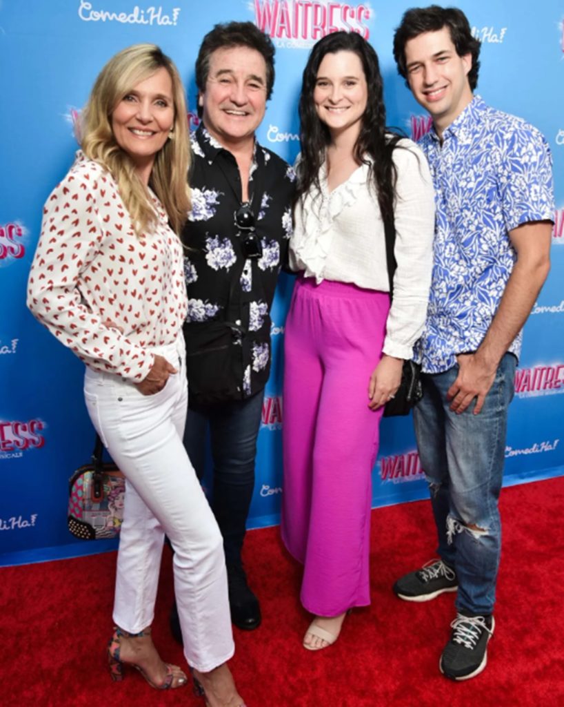 Rosalie Taillefer-Simard pose avec son chum et ses parents sur le tapis ...