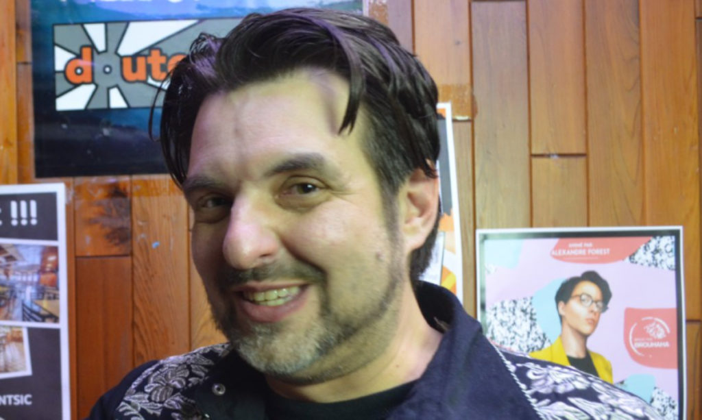 Après son renvoi, MC Gilles sort et s'amène à l'animation d'une ...