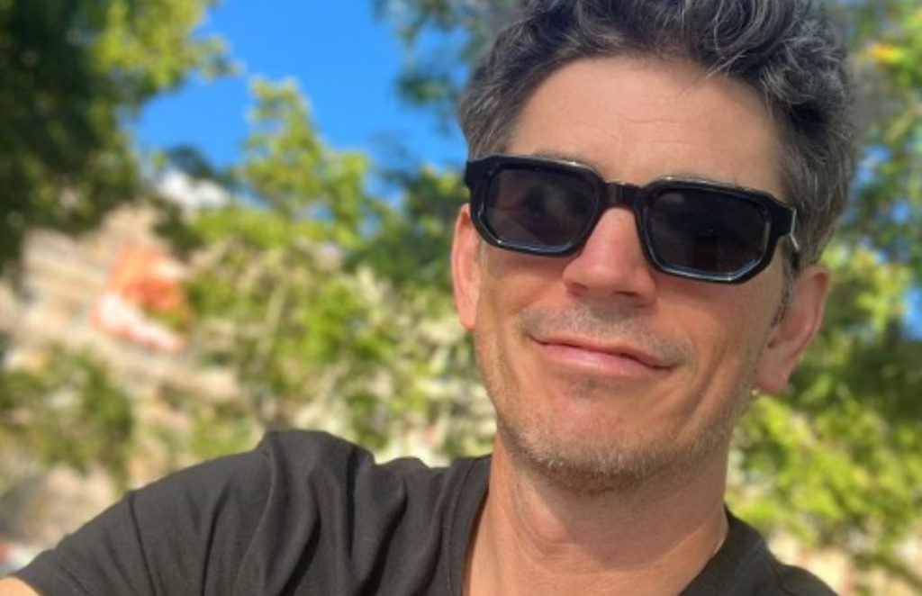 Pendant les tournages, Sébastien Delorme montre une photo de sa fin de ...