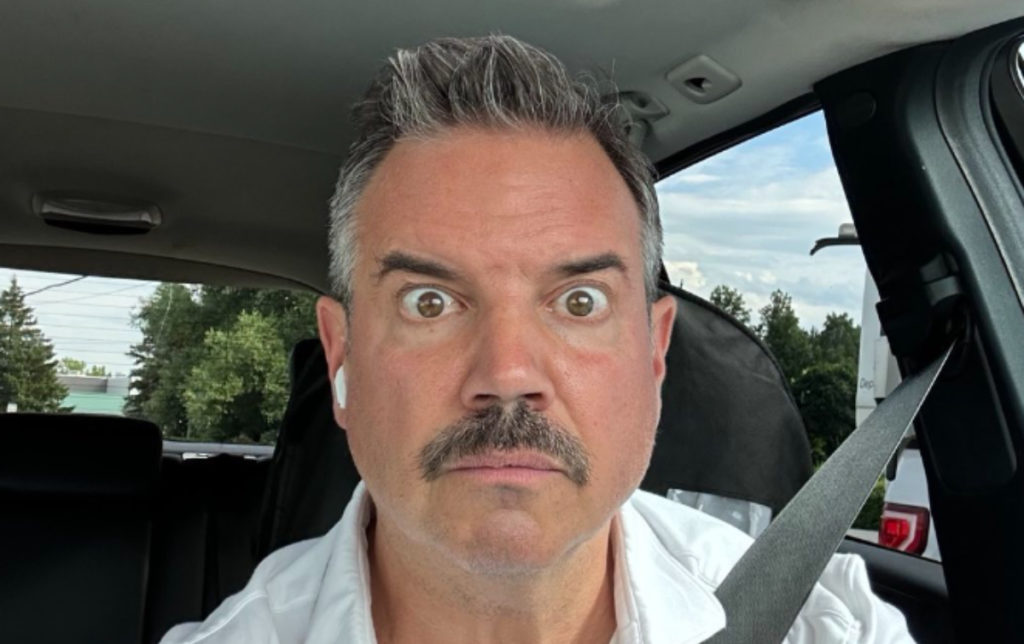 L'animateur Charles Lafortune partage une photo de son nouveau look et ...