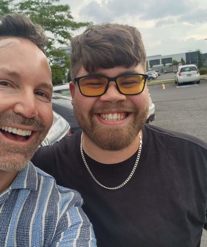 Éric Salvail est aperçu avec un homme et les commentaires sont nombreux ...