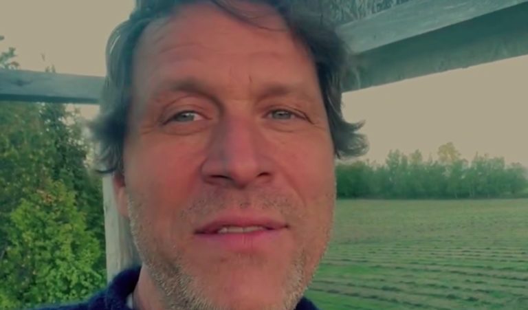 Le chanteur Kevin Parent annonce qu'il attend un enfant à l'âge de 51 ...