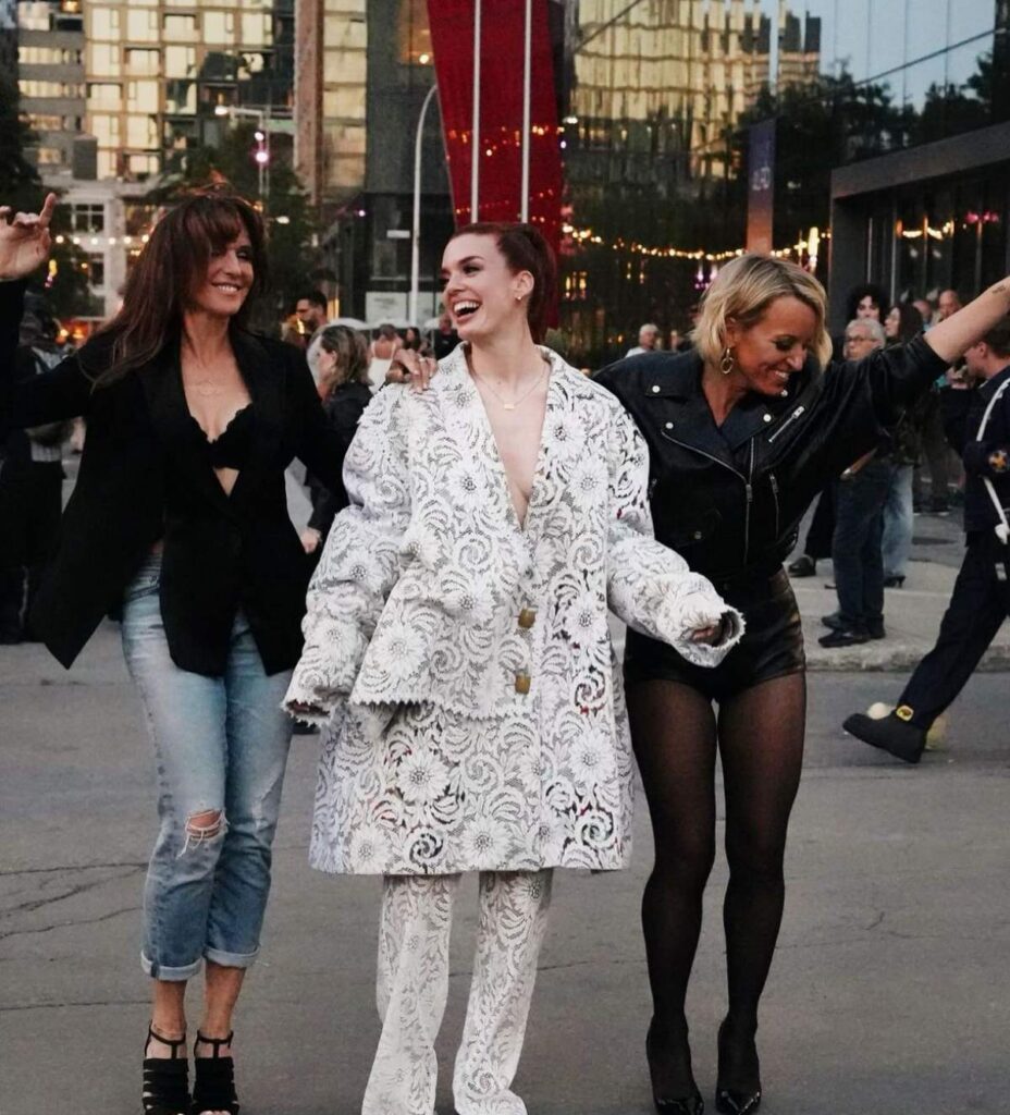 Emily Bégin fait réagir avec son look de défilé - Vedette Québec