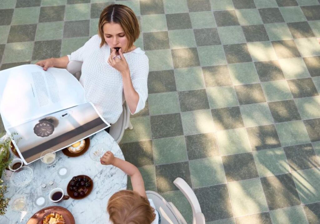 Sarah-Jeanne Labrosse partage une rare photo avec ses deux enfants ...