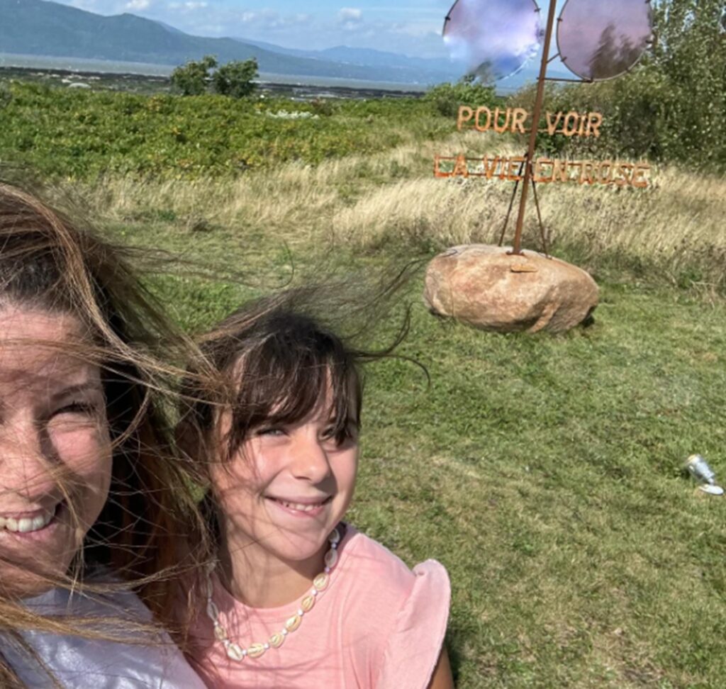 La fille de Marie-Élaine Thibert chante en spectacle et reçoit une ...