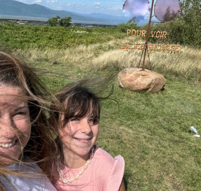 La fille de Marie-Élaine Thibert chante en spectacle et reçoit une ...