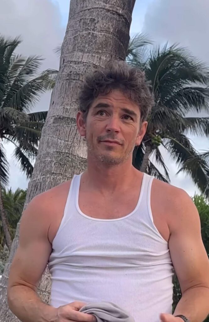 Célibataire, Sébastien Delorme fait réagir avec des images de lui en voyage loin du Québec ...