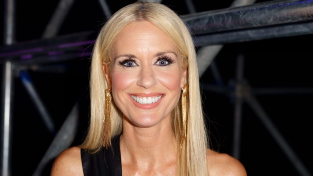 Anouk Meunier crée une tonne de réactions avec sa tenue ouverte à ...