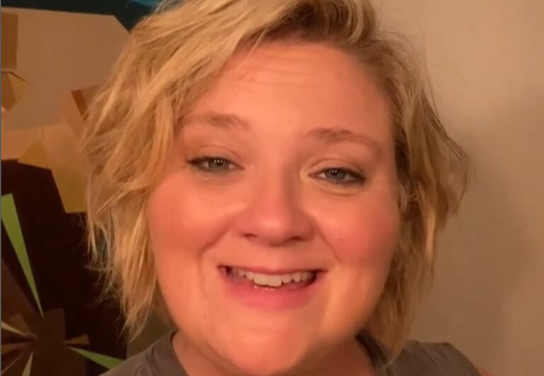 Debbie Lynch-White annonce qu'elle est en couple avec une femme connue ...
