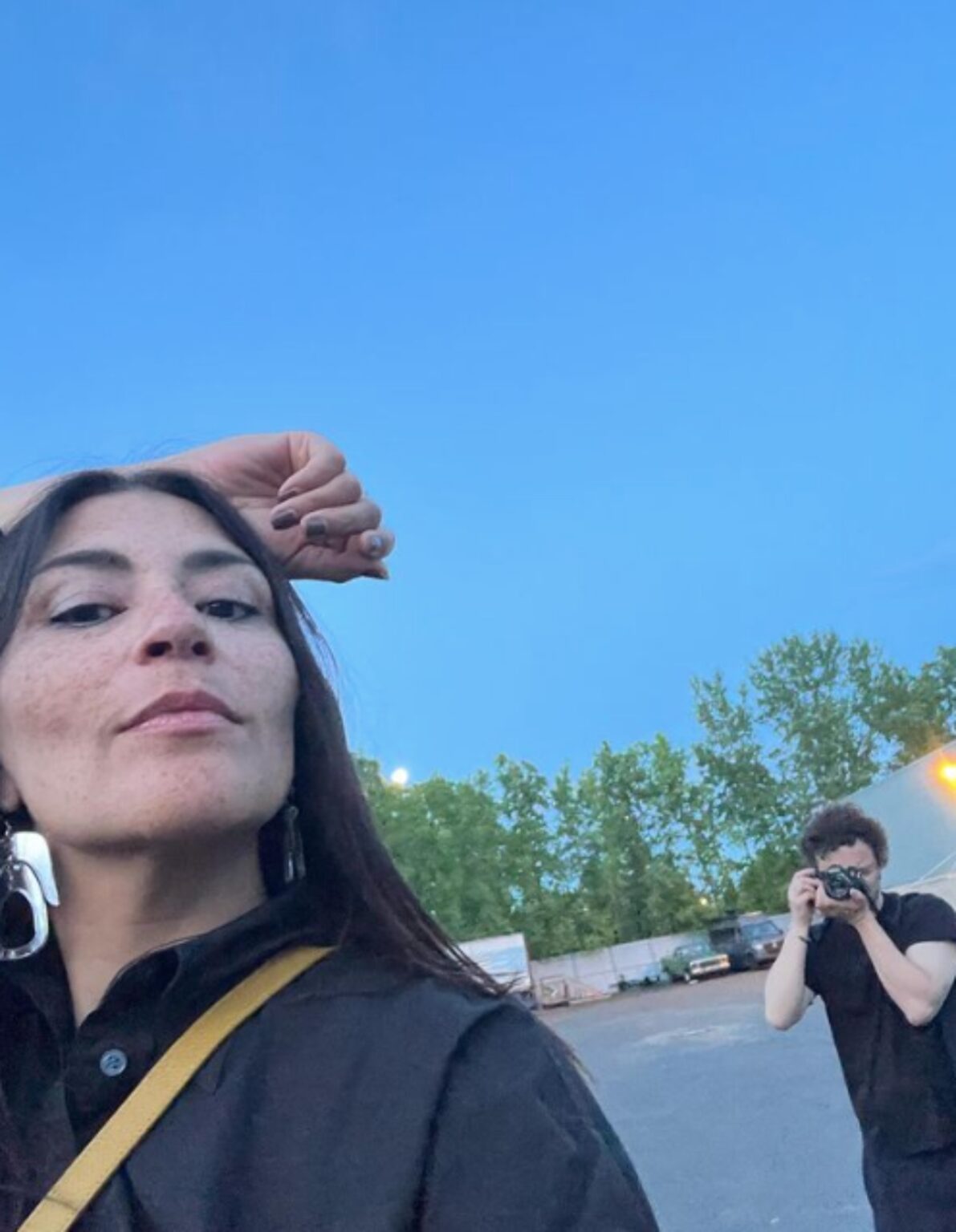 Découvrez qui est le conjoint connu de la chanteuse Elisapie à En direct de l’univers - Vedette ...