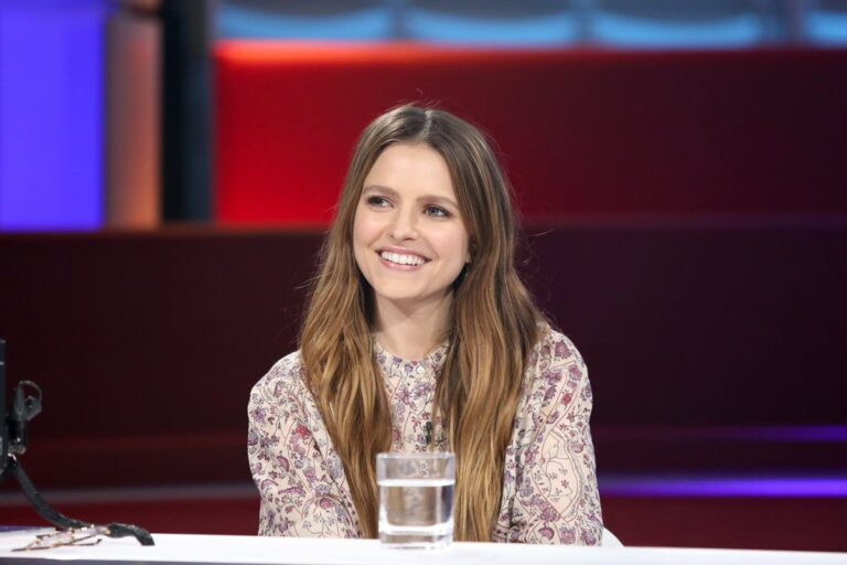 Sarah-Jeanne Labrosse fait une précision sur sa nouvelle série avec ...