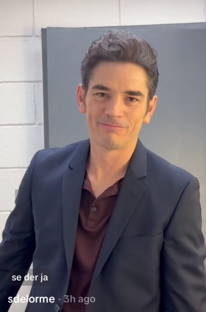 La blonde de Sébastien Delorme montre qu'il doit se faire teindre les ...